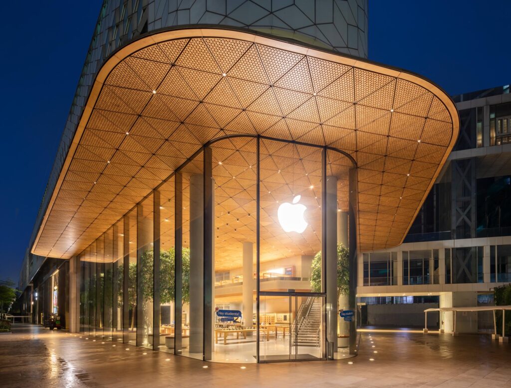 Apple Store at the Jio World Drive shopping centre, Mumbai – Empty